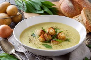 Recette de velouté aux pommes de terre, ail des ours et croûtons maison